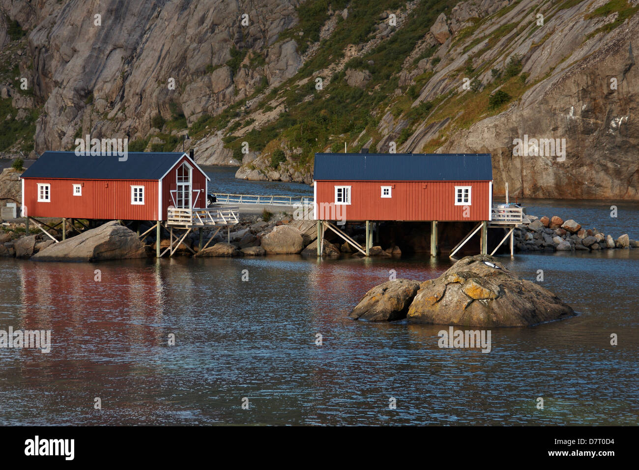 Rote rorbu lofoten inseln -Fotos und -Bildmaterial in hoher Auflösung ...