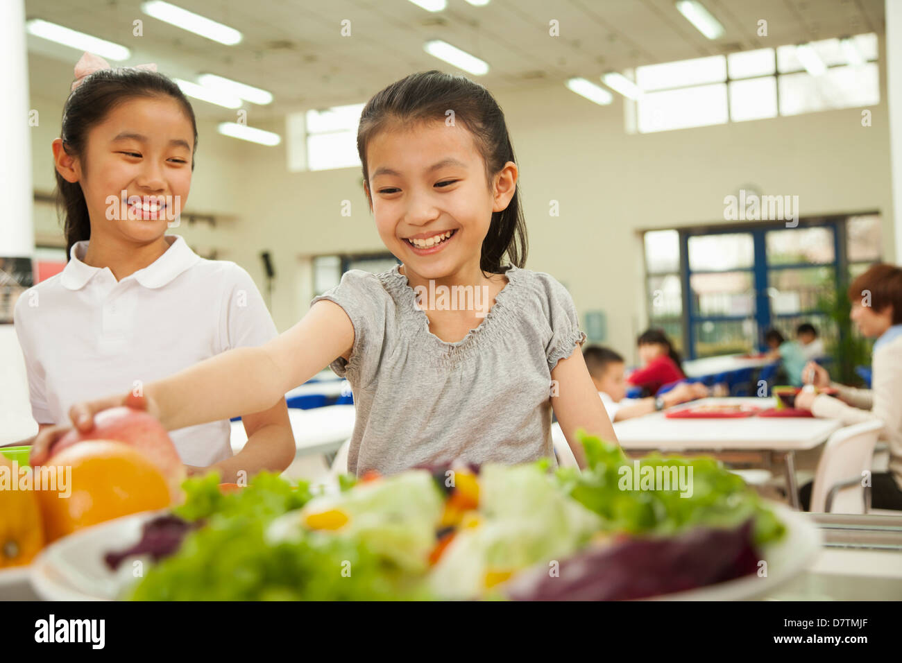 Studenten für gesundes Essen in der Cafeteria der Schule zu erreichen ...