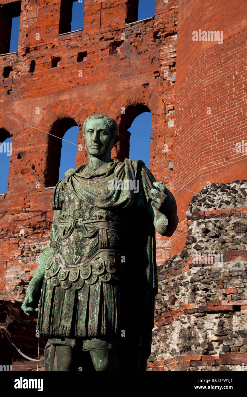 Statue von Julius Caesar und dem Palatin Tor (Porta Palatina), die ...