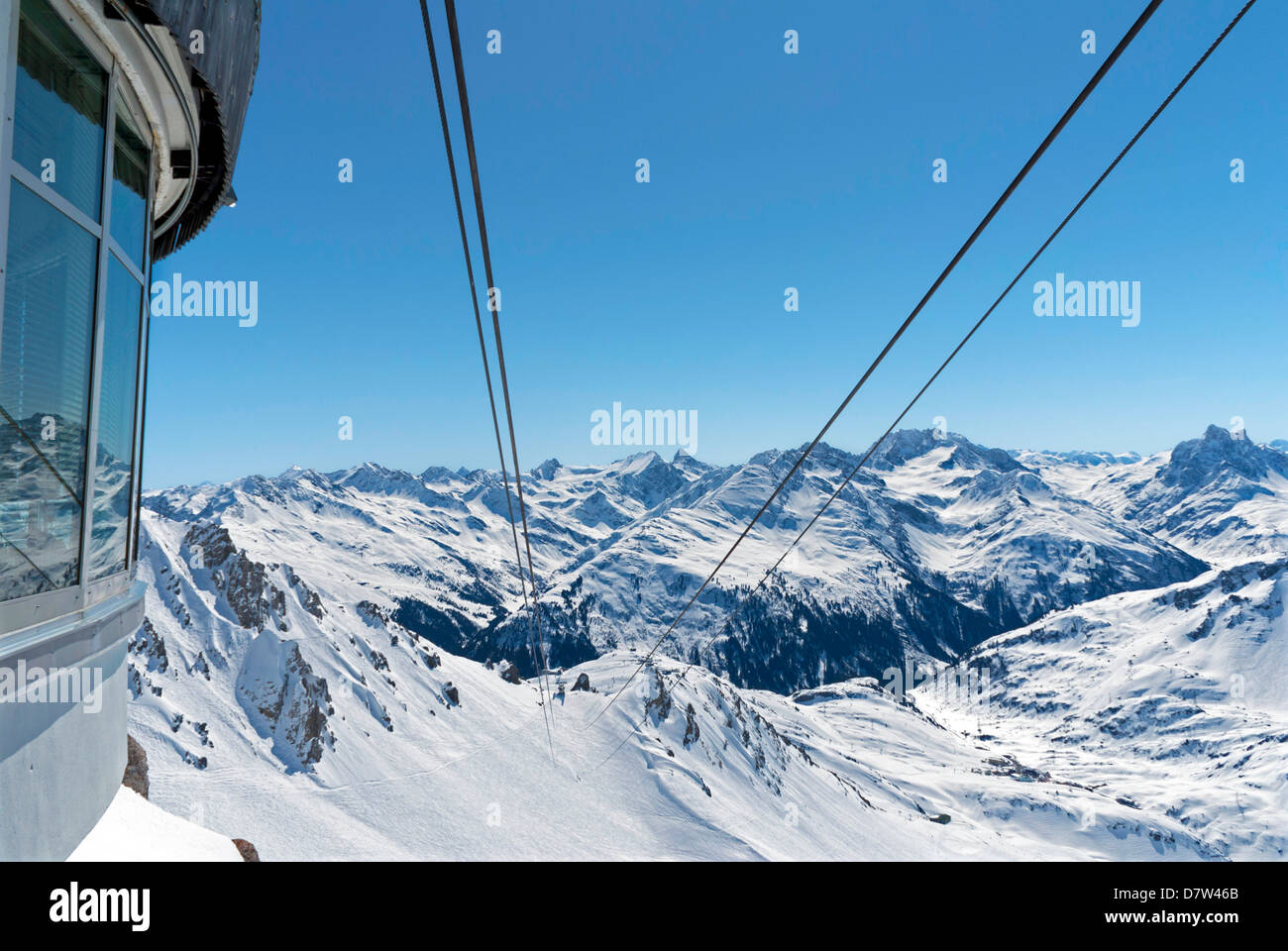 Blick von der Bergstation der sehr hohen Valluga Seilbahn St. Anton in ...