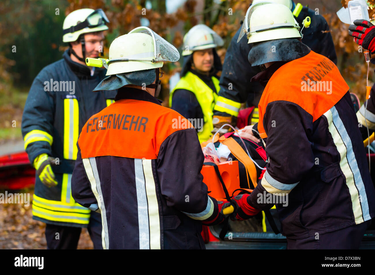 Unfall - Feuerwehr und Rescue team ziehende Wagen mit verwundeten ...