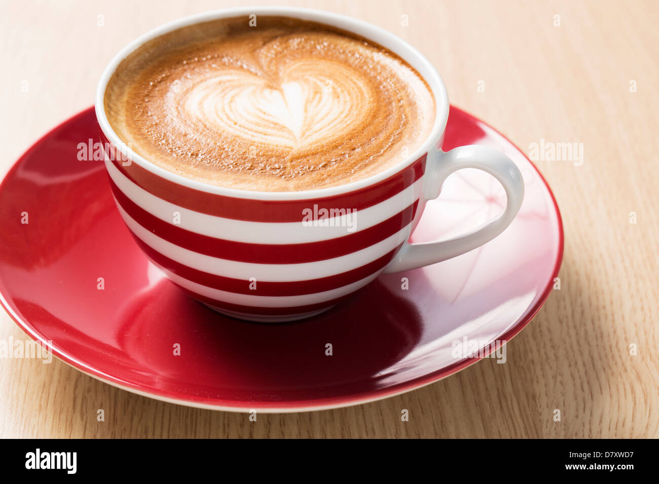 Tasse Kaffee mit Boom und Schaum illustration Stockfotografie - Alamy