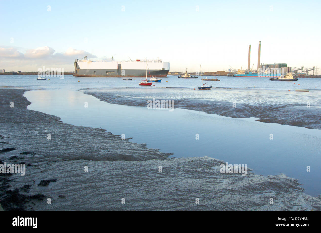 Frachtschiff Auf Der Themse Stockfotos und -bilder Kaufen - Alamy