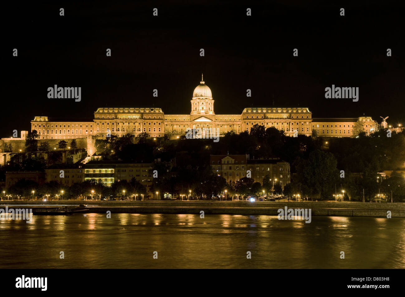 Buda castle nacht -Fotos und -Bildmaterial in hoher Auflösung – Alamy