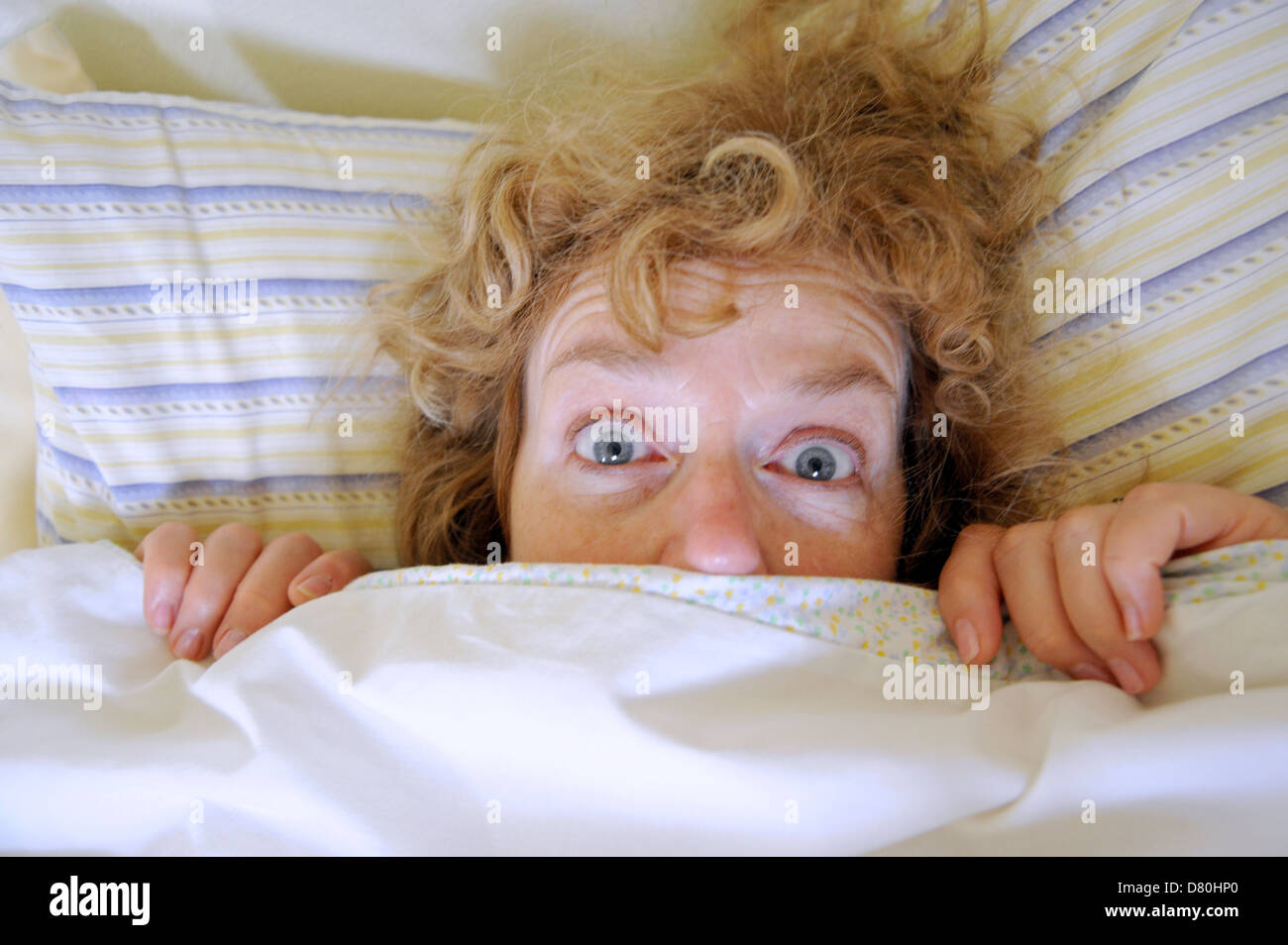 Frau Der 50er Jahre Sieht Erschrocken Oder Angst Unter Dem Bett Die 0093