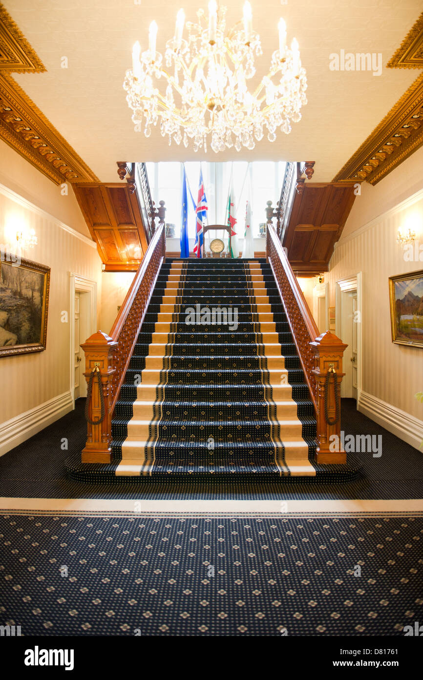 Eine Treppe im Inneren des Mansion House, Cardiff. Mansion House ist ...