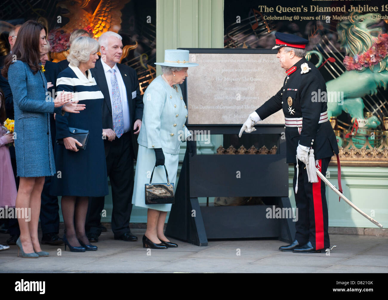 Königin Elizabeth II, Camilla, Herzogin von Cornwall und Catherine ... Königin Elizabeth II, Camilla, Herzogin von Cornwall und Catherine ...