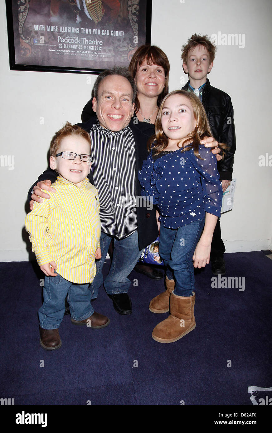 Warwick davis mit frau samantha -Fotos und -Bildmaterial in hoher ...