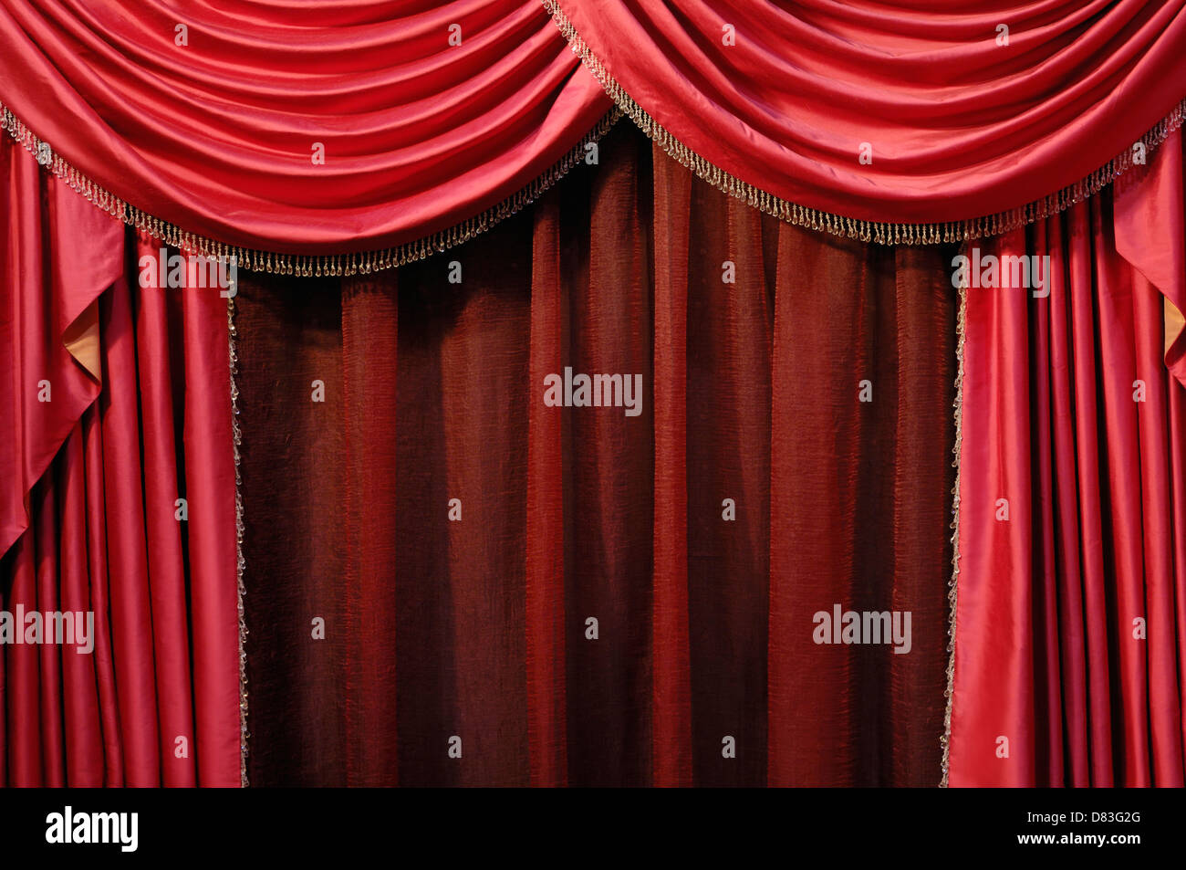 Der rote vorhang -Fotos und -Bildmaterial in hoher Auflösung – Alamy