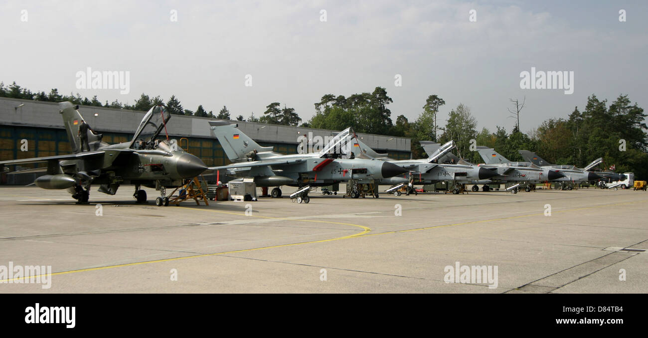 Eine Reihe von Flugzeugen der deutschen Luftwaffe Panavia Tornado aus ...