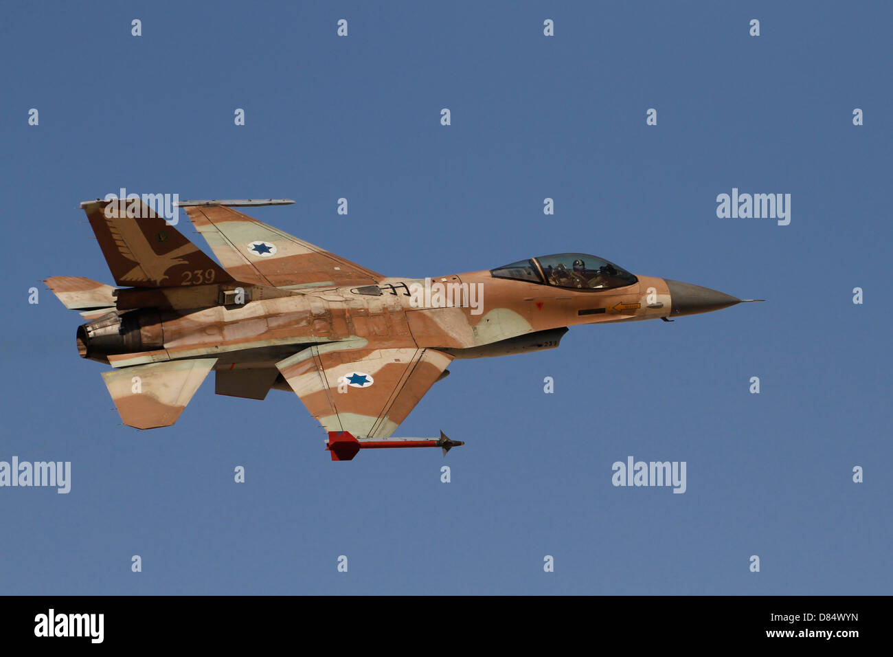 Eine F-16A Netz der israelischen Luftwaffe fliegt über Ovda Air Force ...