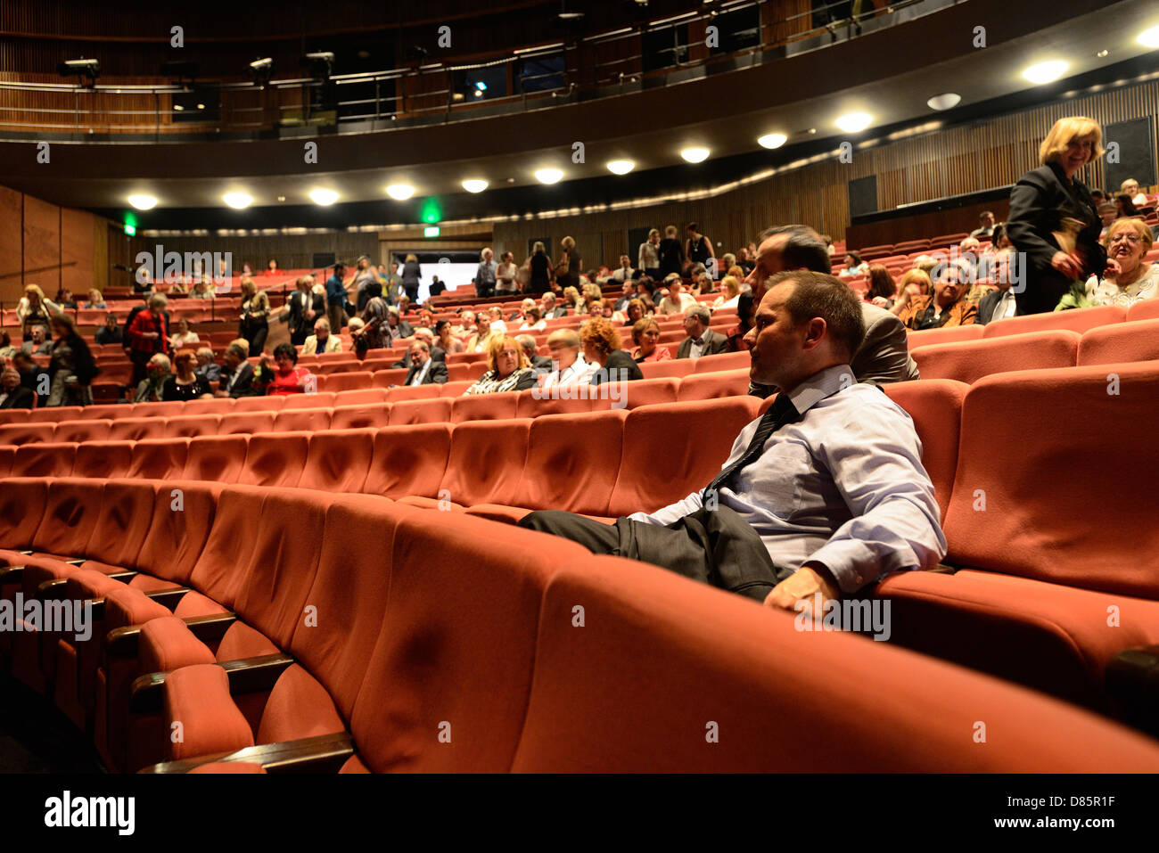 Theater zuschauer -Fotos und -Bildmaterial in hoher Auflösung – Alamy