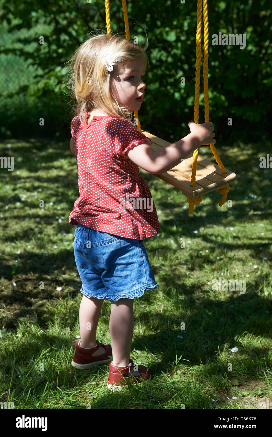 Jung mädchen allein -Fotos und -Bildmaterial in hoher Auflösung – Alamy