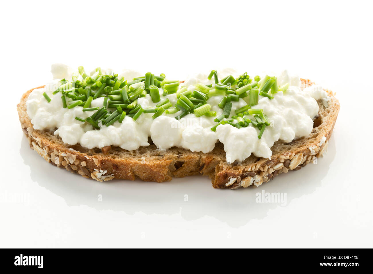 Quark, Butter und Schnittlauch auf Vollkornbrot, Nahaufnahme ...
