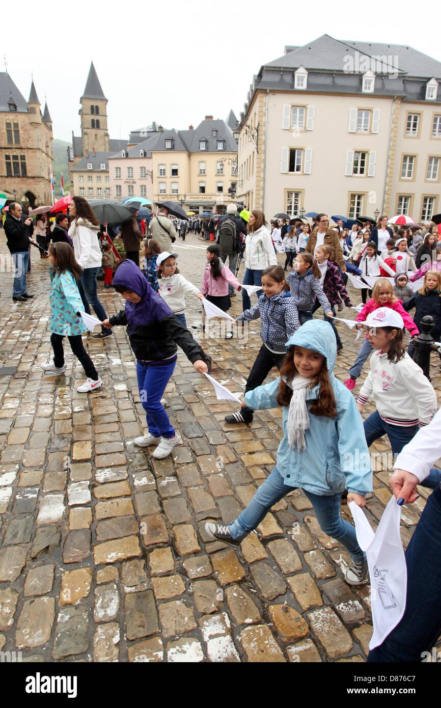 Teilnehmer an der Springprozession Echternach Hop Ti Polka Melodien in ...