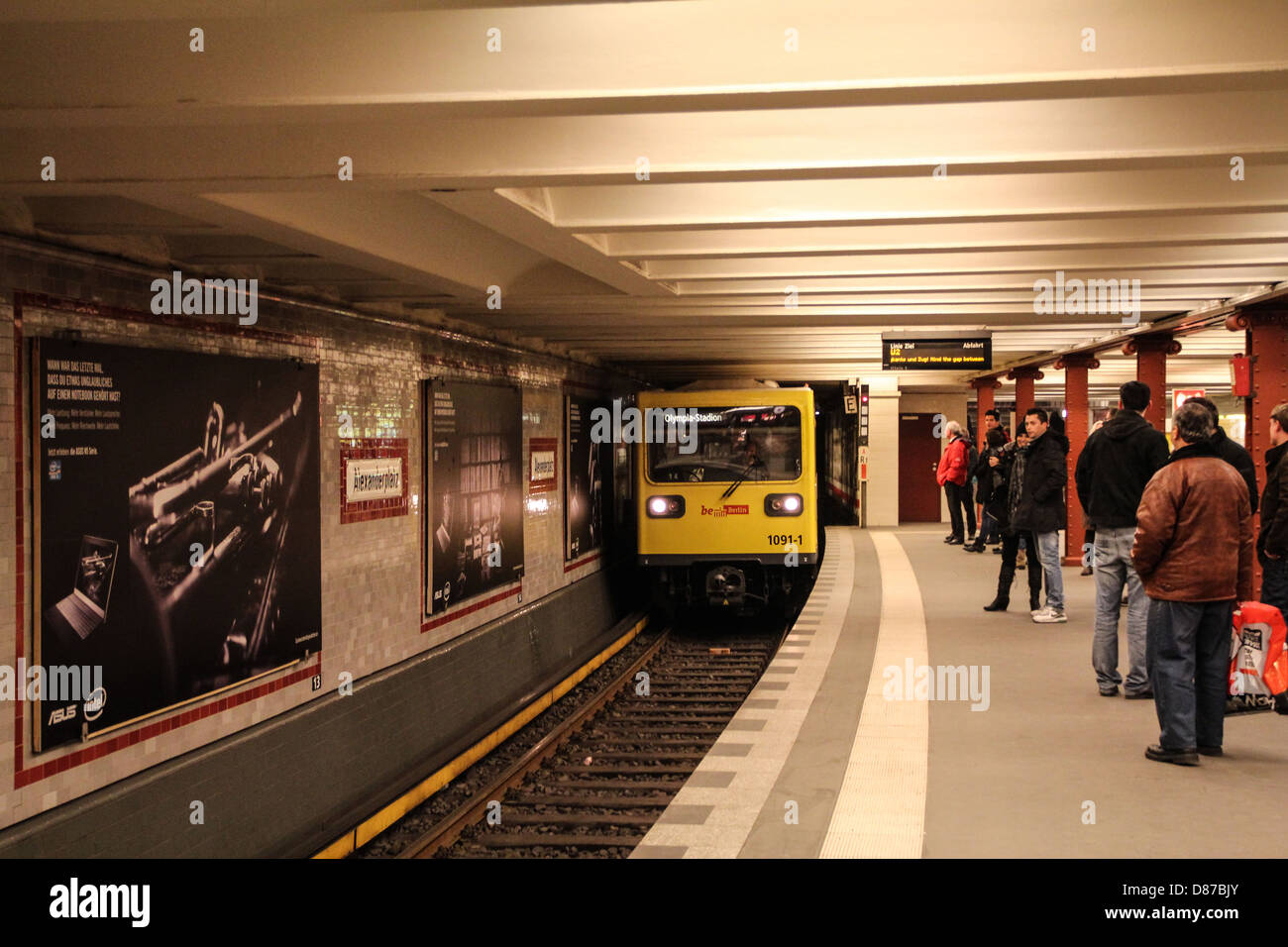 U-Bahn Linie U2 der Berliner U-Bahn, im Bahnhof Alexanderplatz Stockfotografie - Alamy