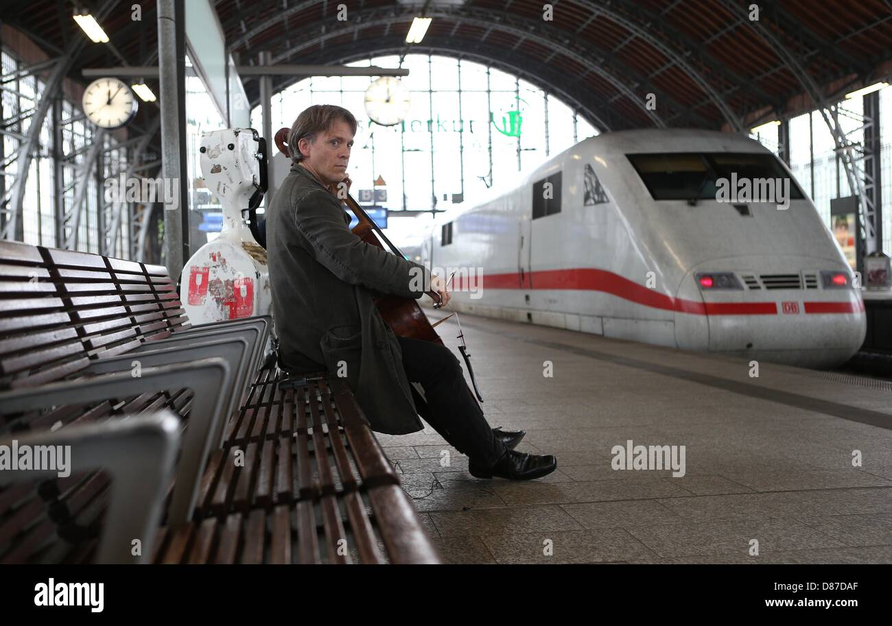 Bach cello suiten -Fotos und -Bildmaterial in hoher Auflösung – Alamy