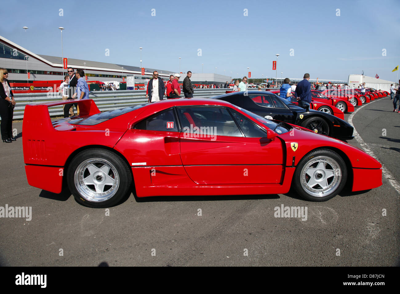 Ferrari f40 rot -Fotos und -Bildmaterial in hoher Auflösung – Alamy