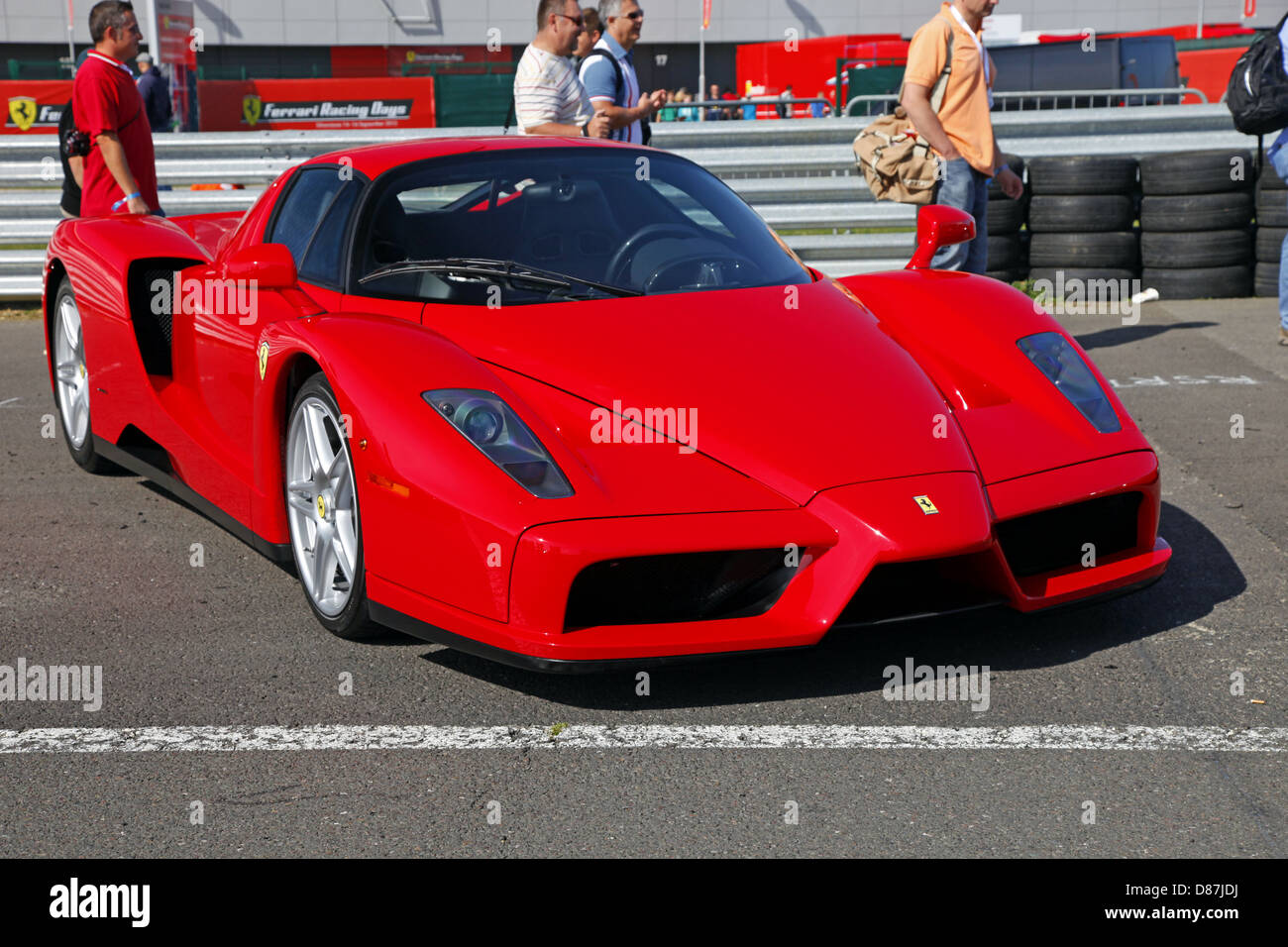 Red ferrari enzo -Fotos und -Bildmaterial in hoher Auflösung – Alamy