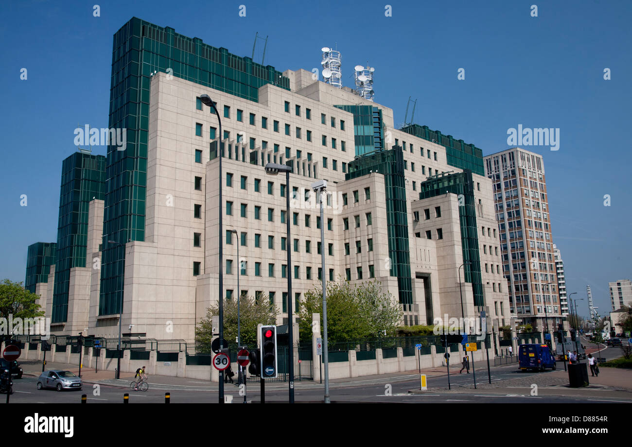 Blick auf das MI6 Building, Sitz des britischen Secret Intelligence ...