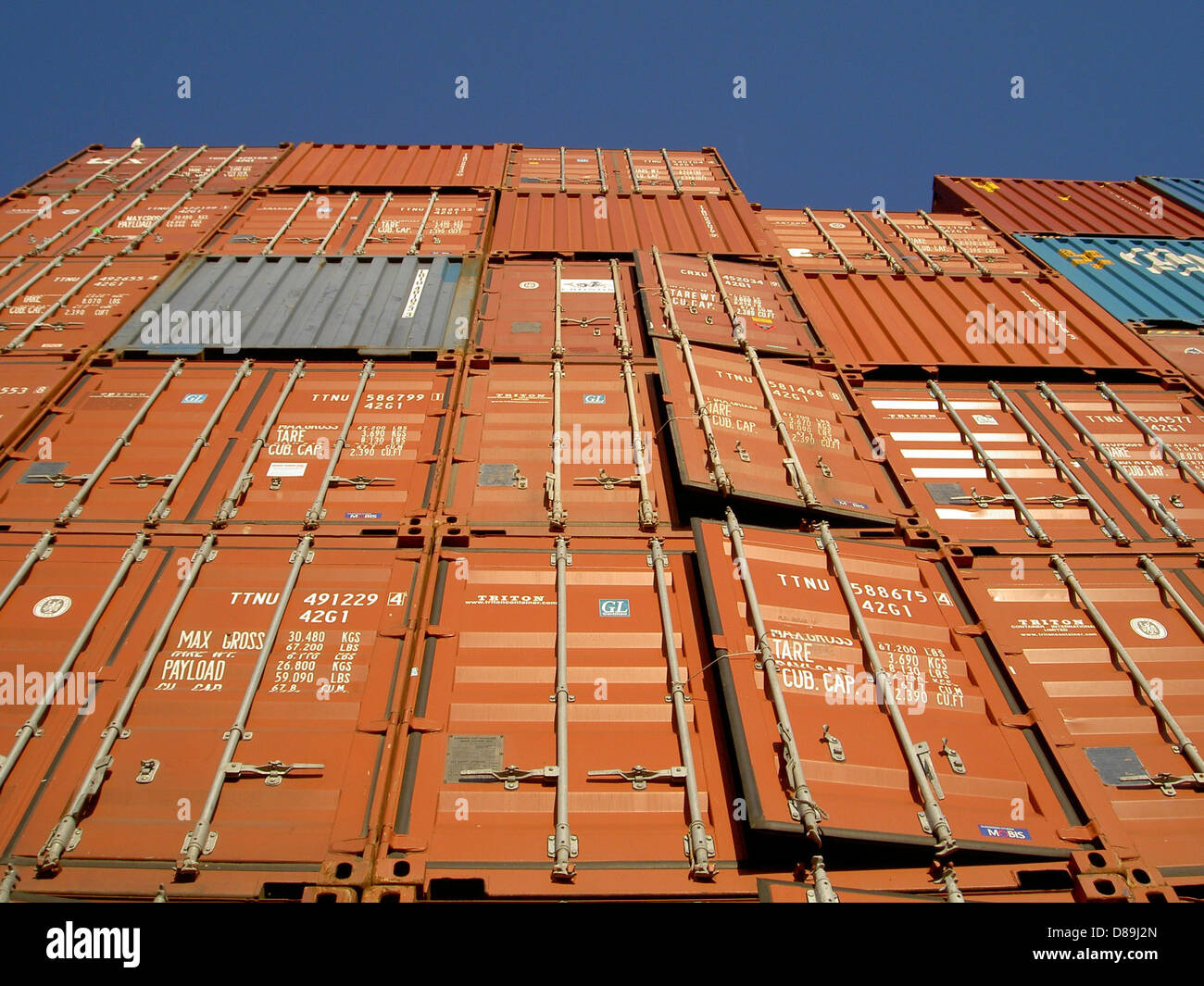 Shipping Container Kisten Metall Stahl gestapelt Stockfotografie - Alamy