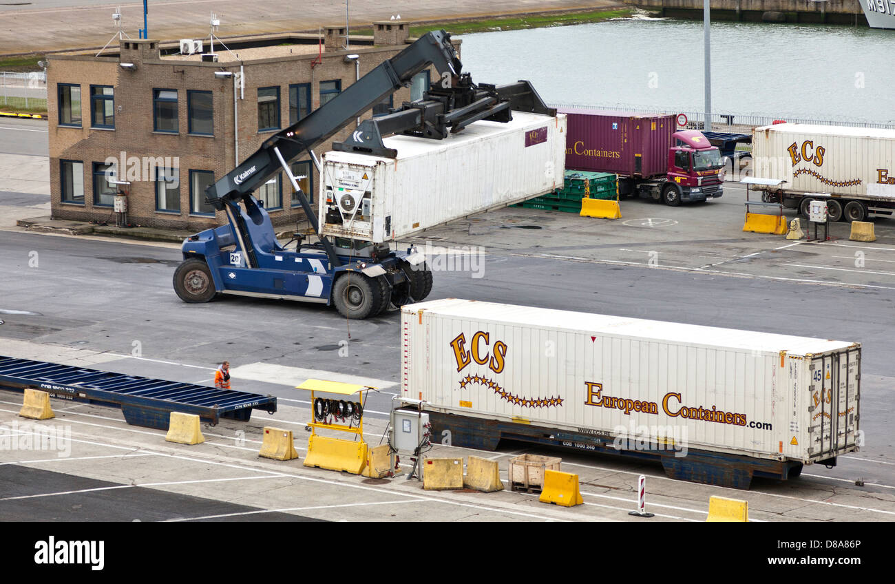 Container entladung -Fotos und -Bildmaterial in hoher Auflösung – Alamy
