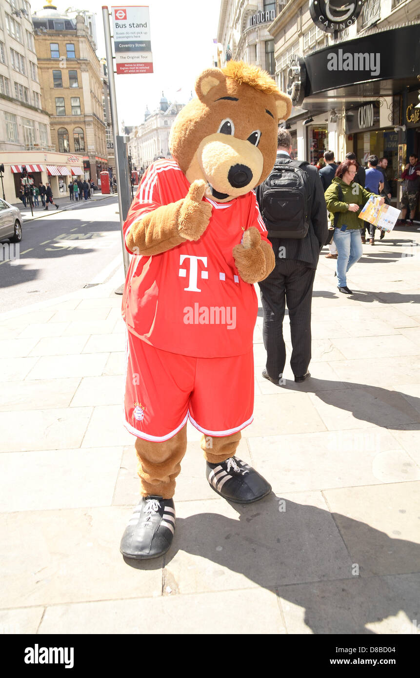 Mascot of bayern munich -Fotos und -Bildmaterial in hoher Auflösung – Alamy