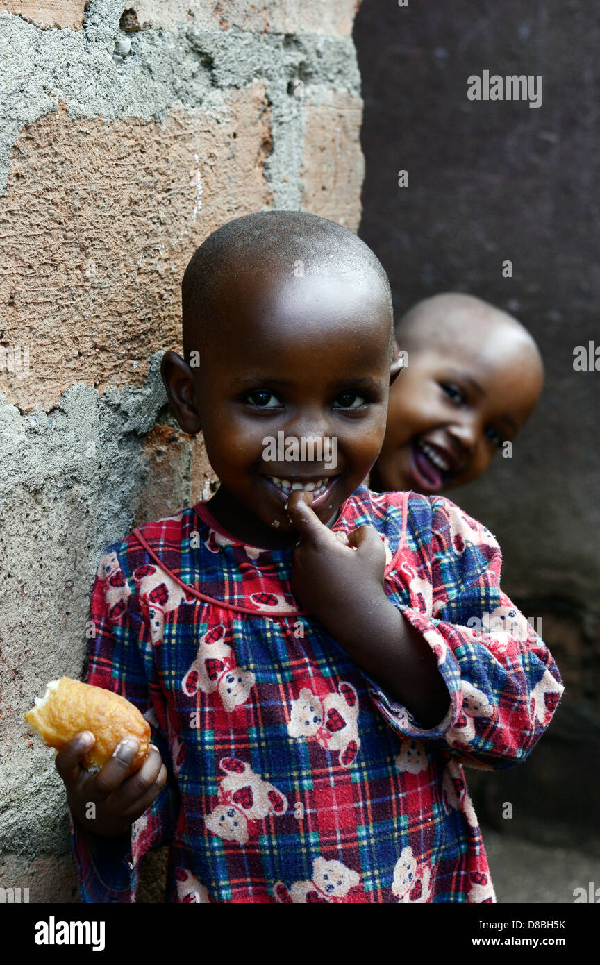 Neugierige kinder -Fotos und -Bildmaterial in hoher Auflösung – Alamy