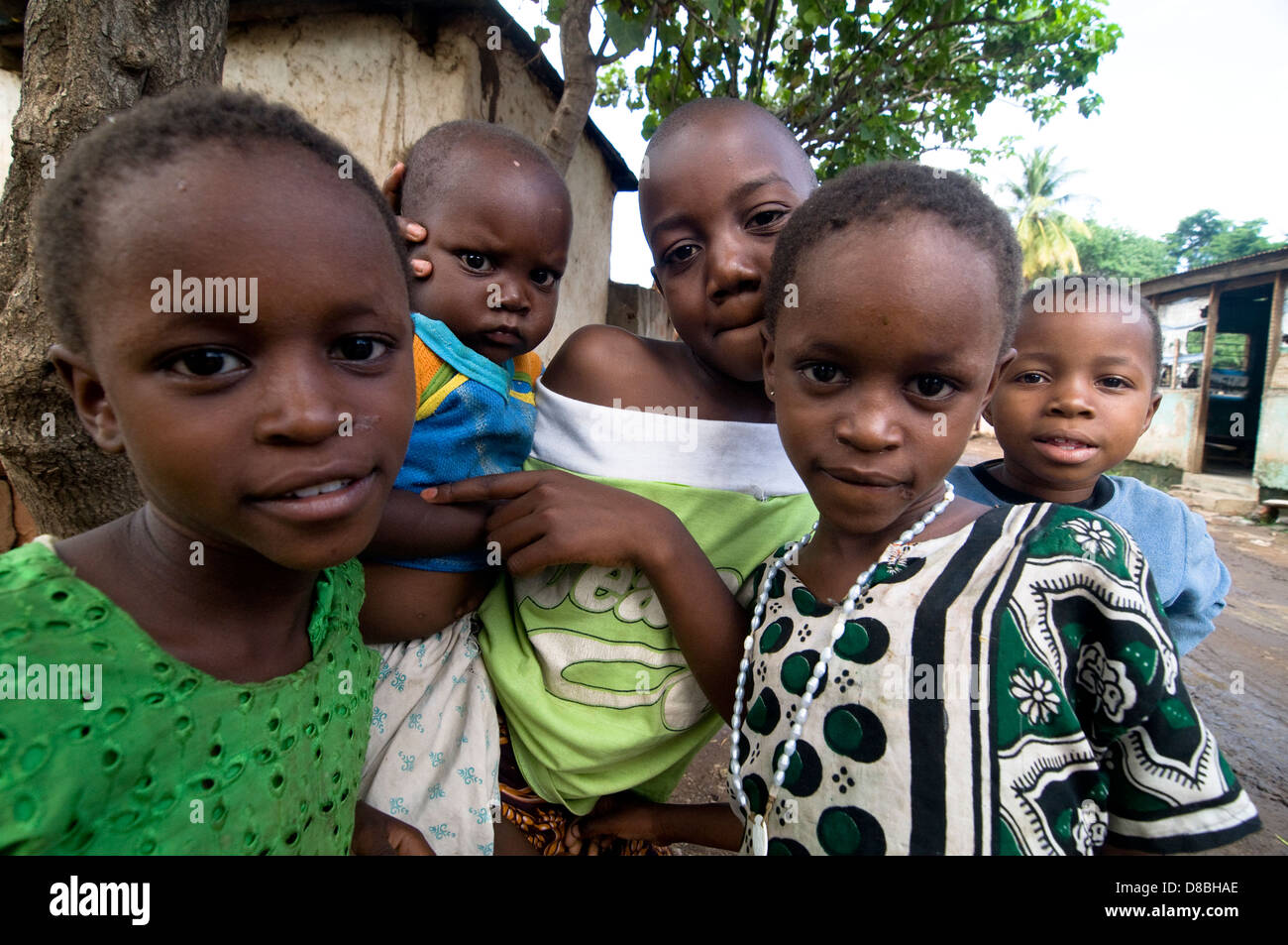 Neugierige kinder -Fotos und -Bildmaterial in hoher Auflösung – Alamy