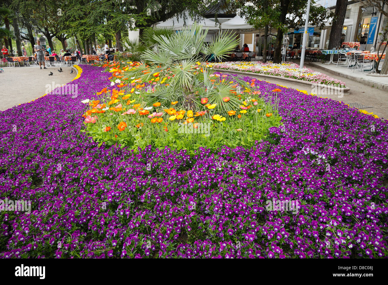 Blumengarten meran -Fotos und -Bildmaterial in hoher Auflösung – Alamy