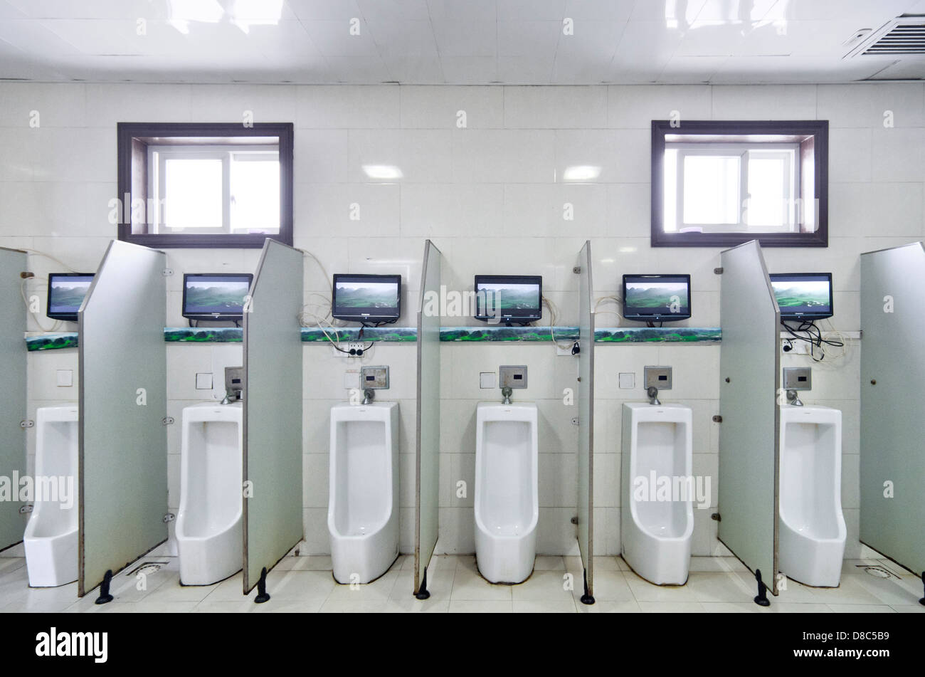 Linie von urinalen -Fotos und -Bildmaterial in hoher Auflösung – Alamy