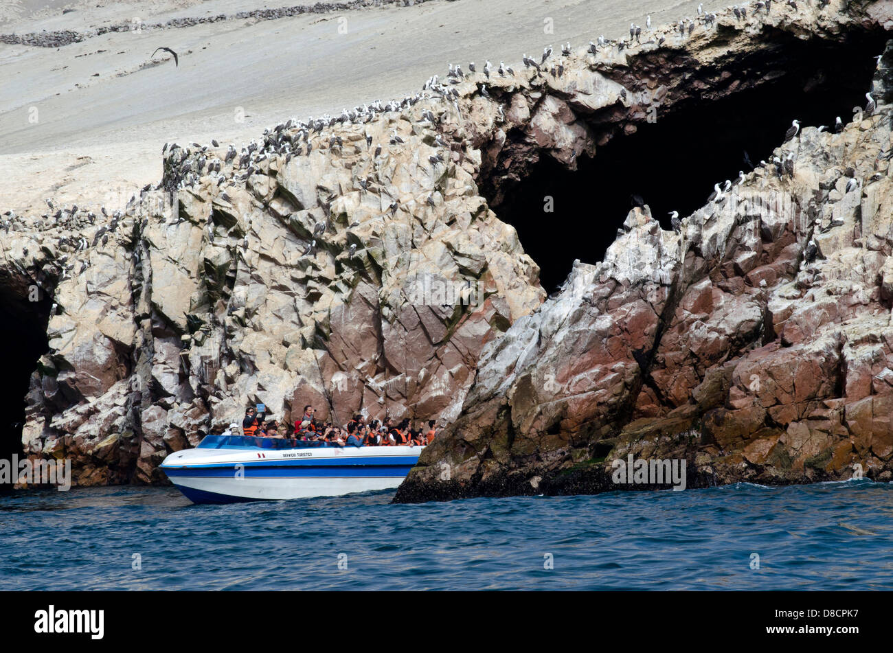Nationalreservat Paracas. Ballestas Inseln. Peru. Touristen besuchen ...