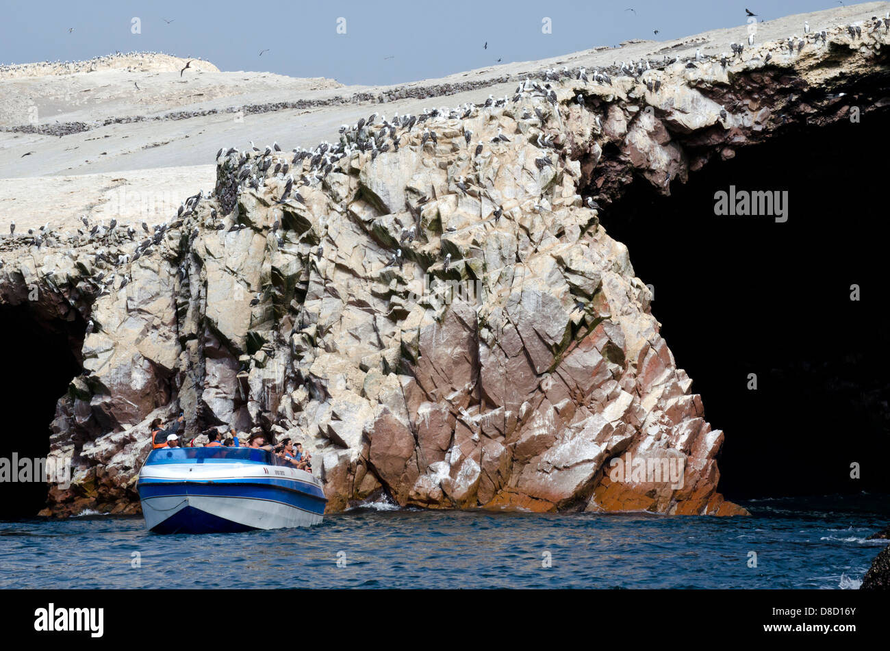 Nationalreservat Paracas. Ballestas Inseln. Peru. Touristen besuchen ...