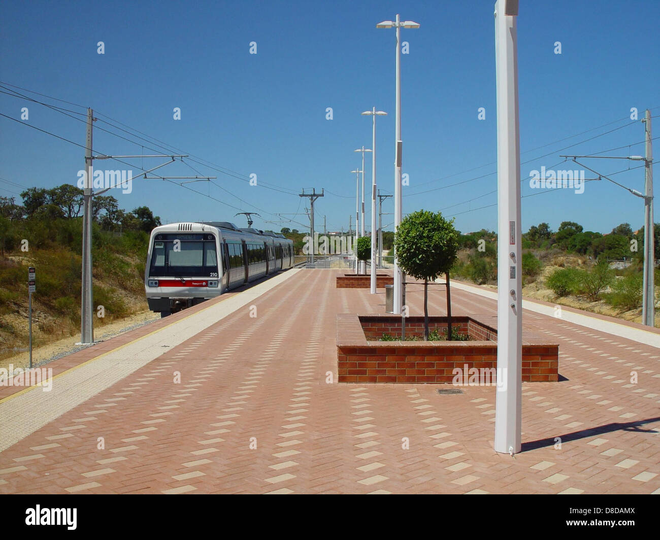 Dieses Bild zeigt einen Bahnsteig mit älteren Westrail-Triebwagen. Die ...