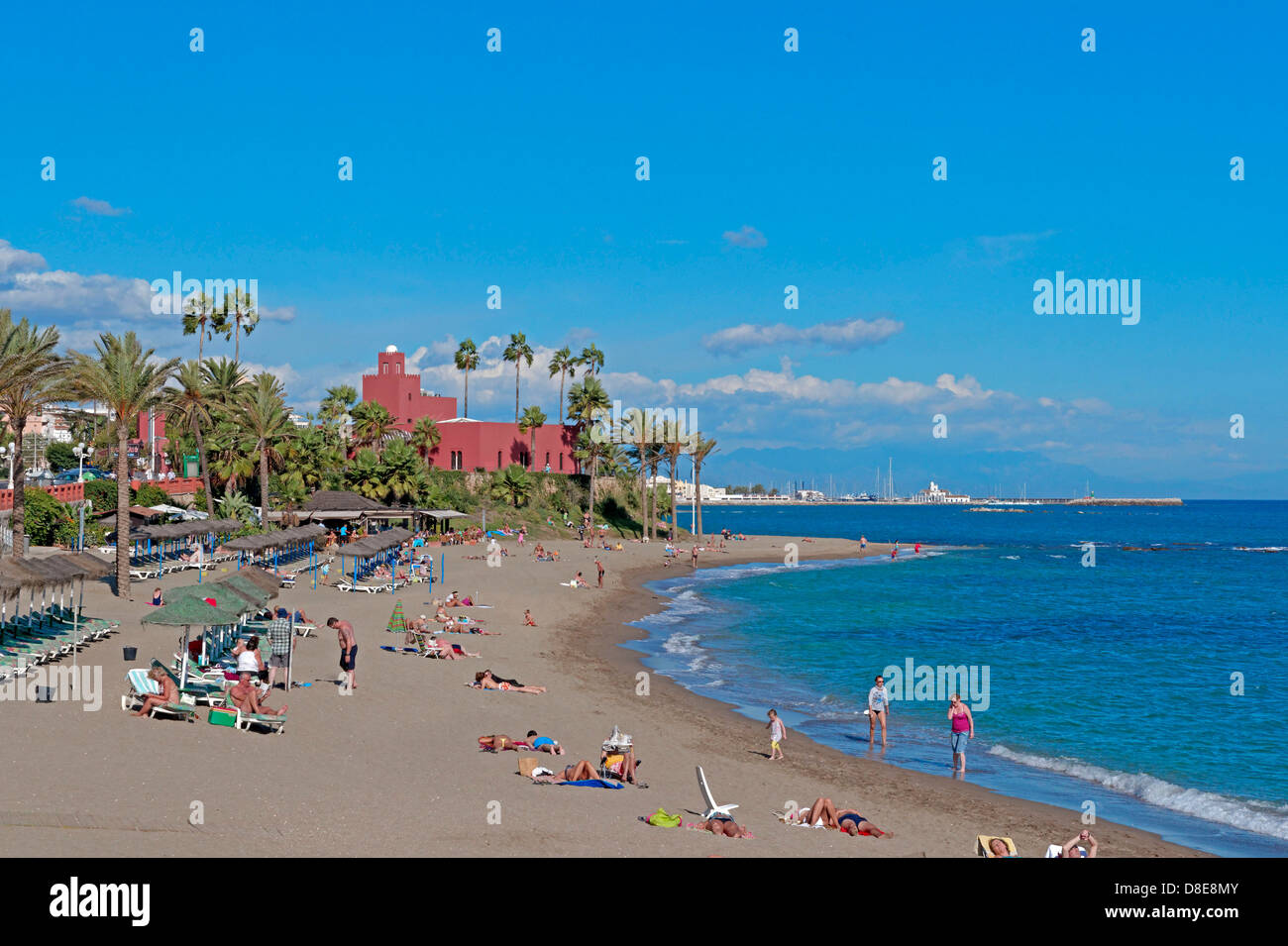 Menschen am Strand, Benalmádena, Andalusien, Spanien Stockfotografie ...