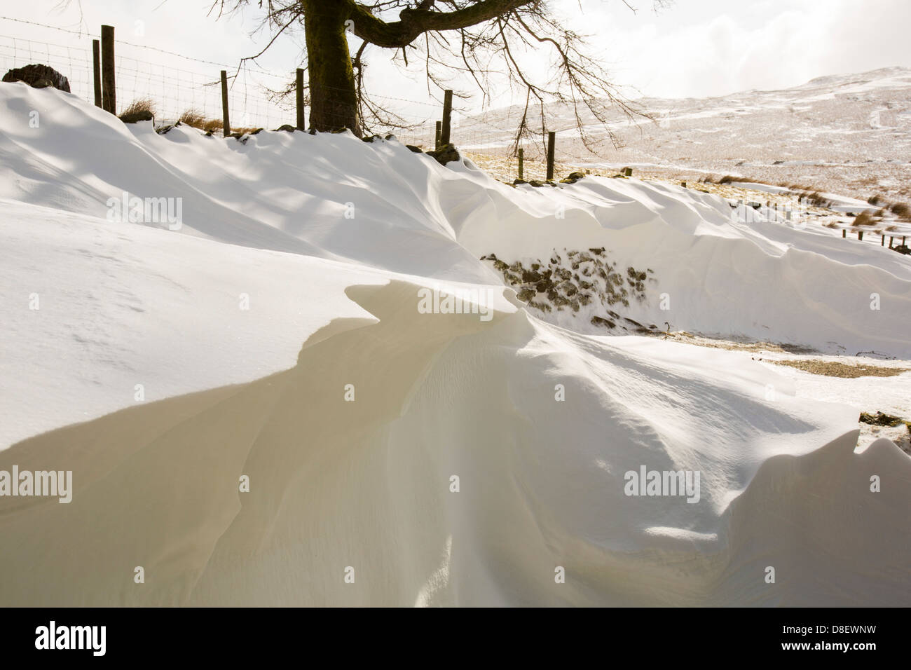 Schneeverwehung mit schneegesims -Fotos und -Bildmaterial in hoher ...