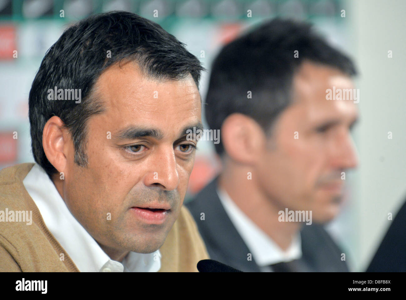 Neuer Leiter der Werder Trainer Robin Dutt (L) und Werder ...