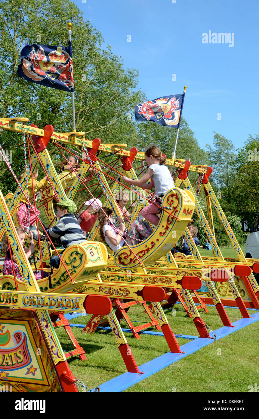 Traditionelle Schiffschaukel mit Kindern Stockfotografie - Alamy