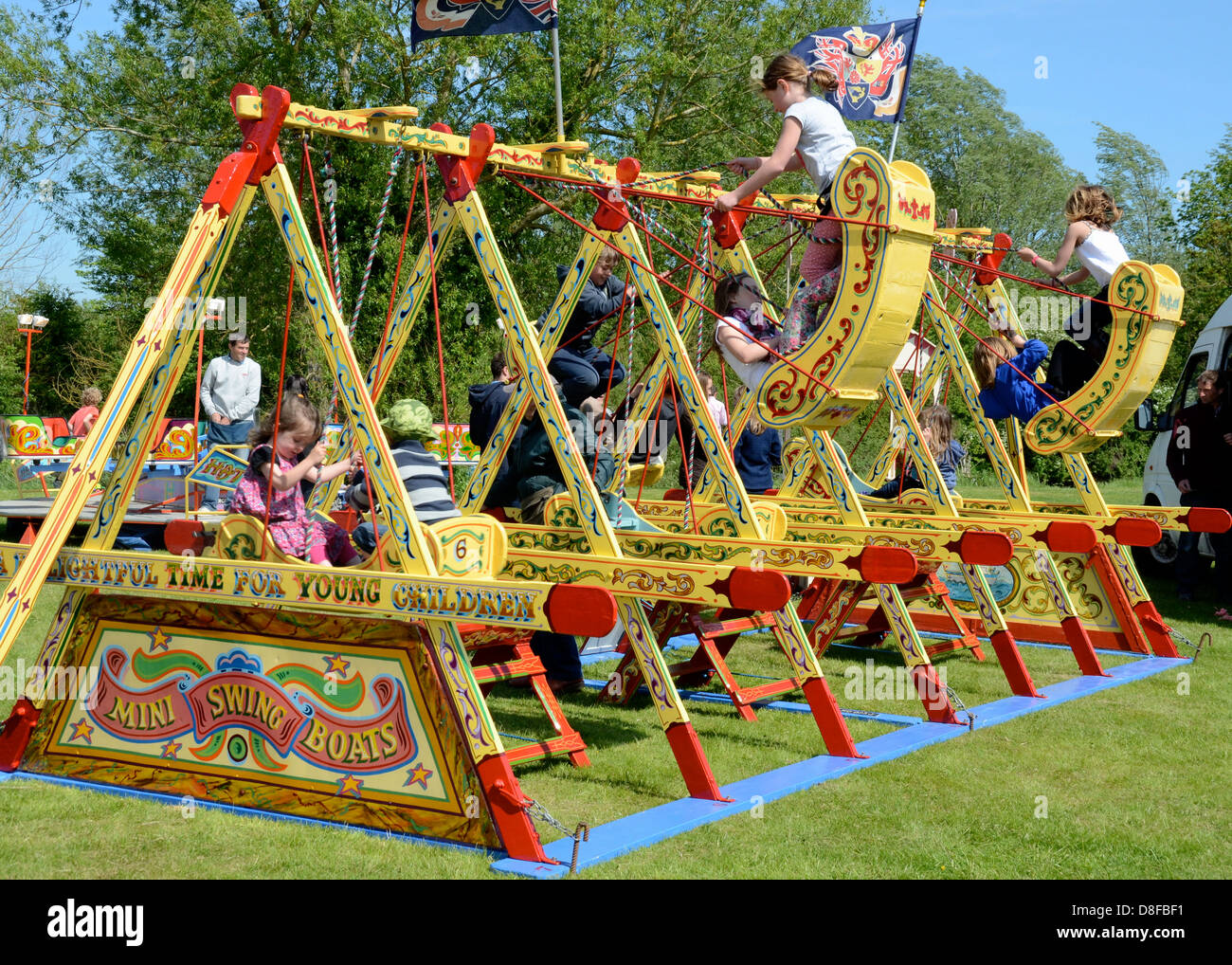 Traditionelle Schiffschaukel mit Kindern Stockfotografie - Alamy