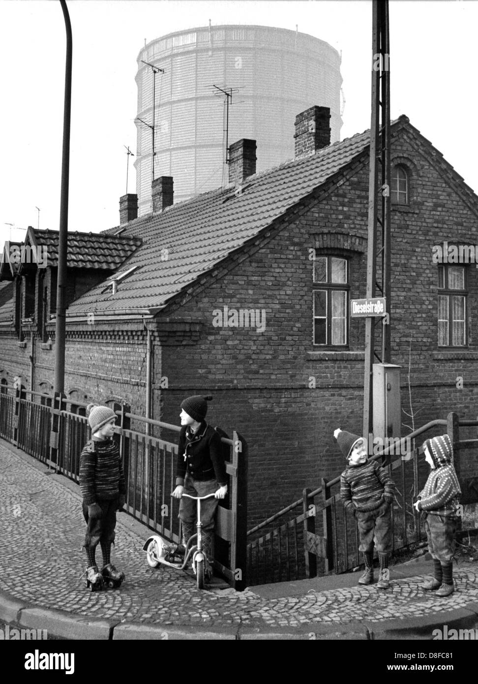 Vier Kinder stehen vor einem typischen Backstein-Haus in eine Arbeiter ...