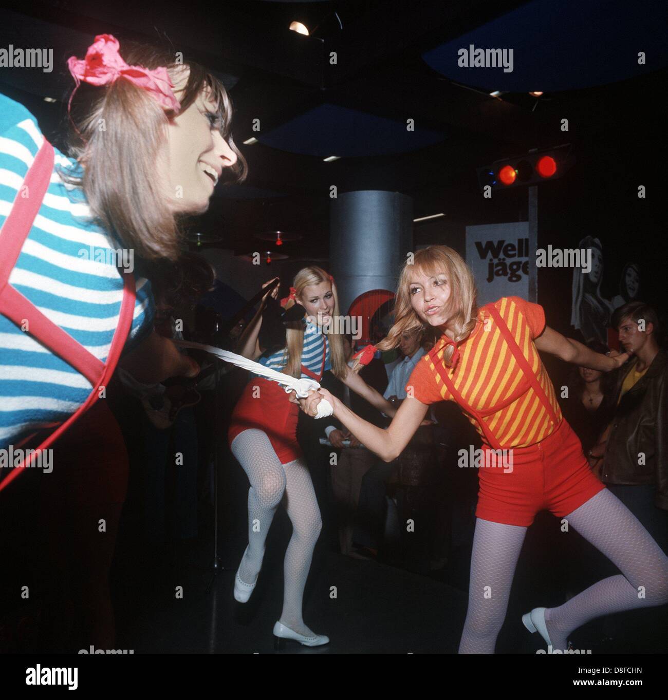 Gogo-Girls tragen Hotpants auf modernen Beat-Rhythmen tanzen auf der ...