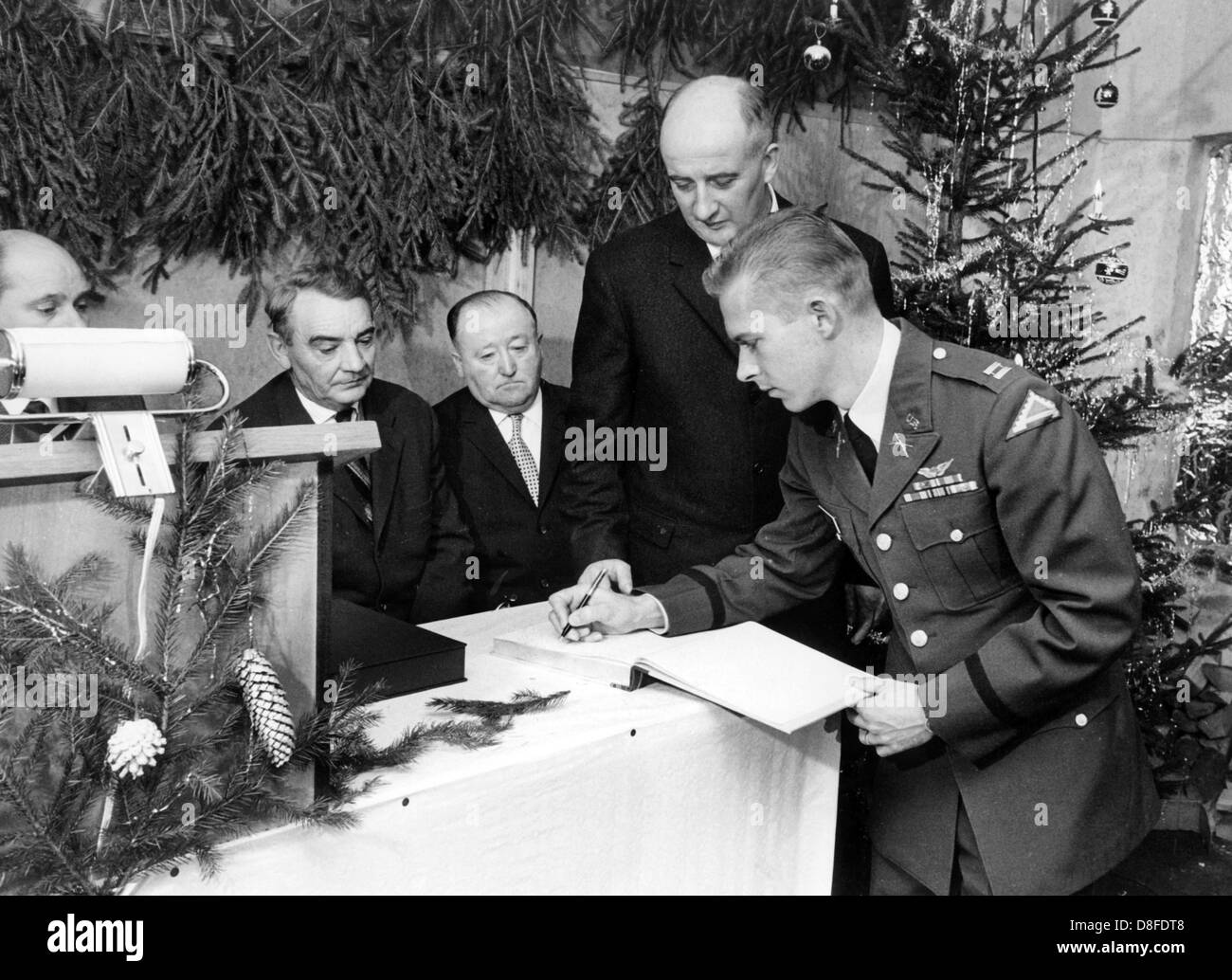 Der Bürgermeister von Volkartshain, Reinhold Kempel (Mitte), steht ...
