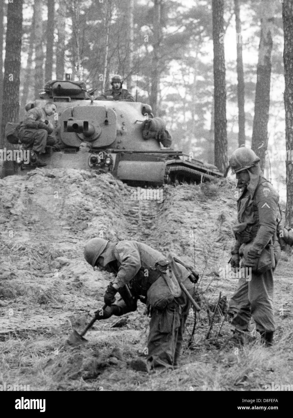 Soldaten der US-Armee vor einem Panzer während einer Übung im Grunewald ...