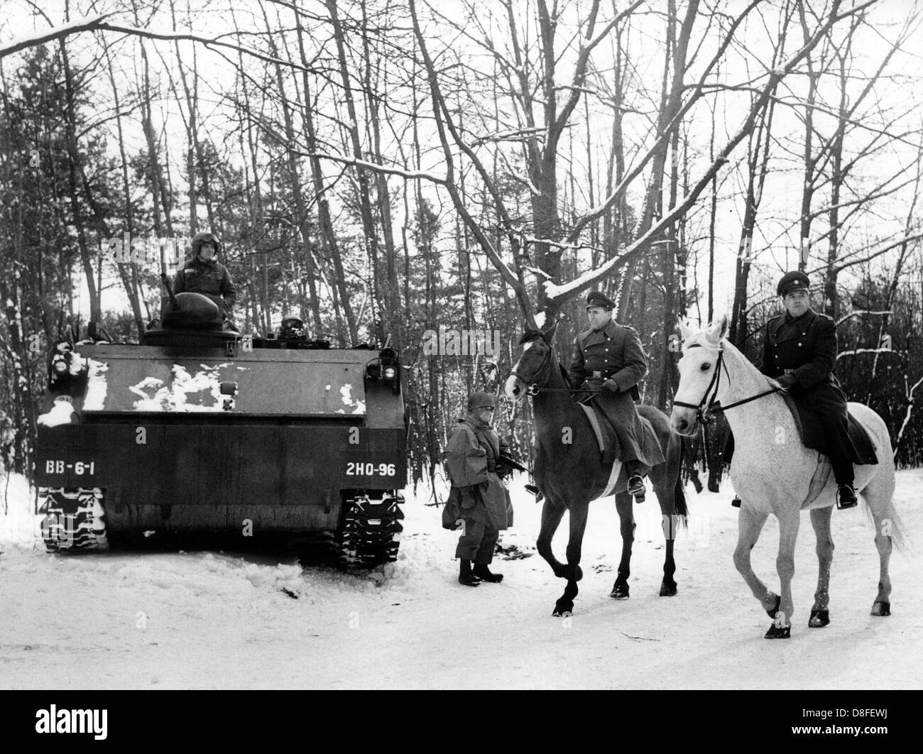 West-Berliner Polizei auf Pferd trifft wieder US-Soldaten, die neben ...