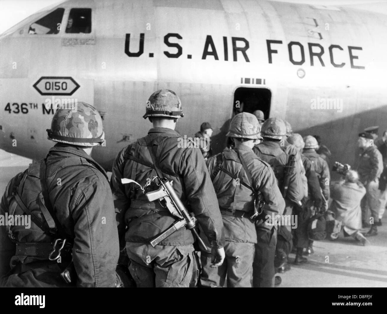 Auf dem Weg nach Deutschland geben Sie Soldaten der US-Armee ein ...