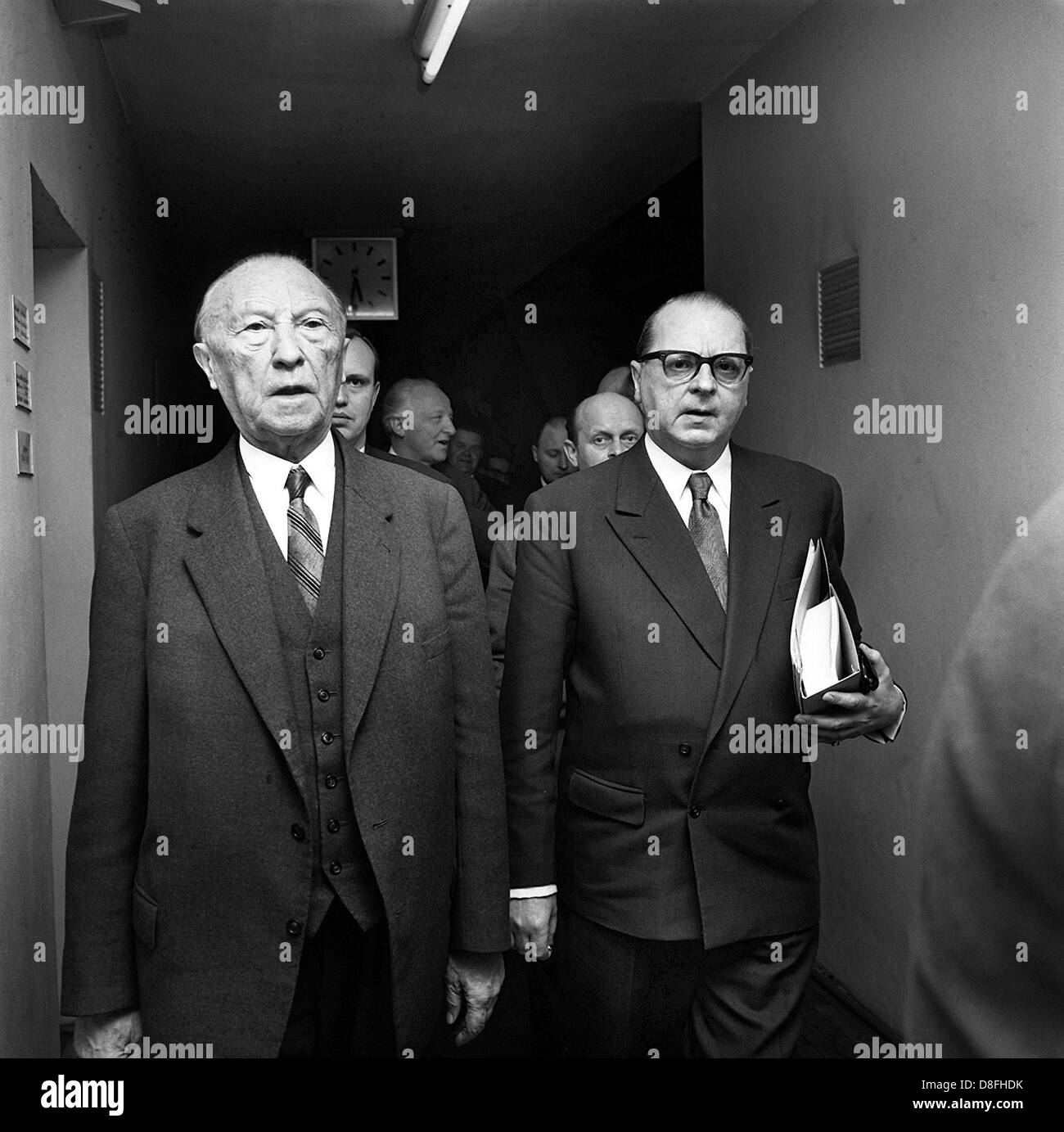 Bundeskanzler Konrad Adenauer (l) und Heinrich von Brentano (r) auf dem ...