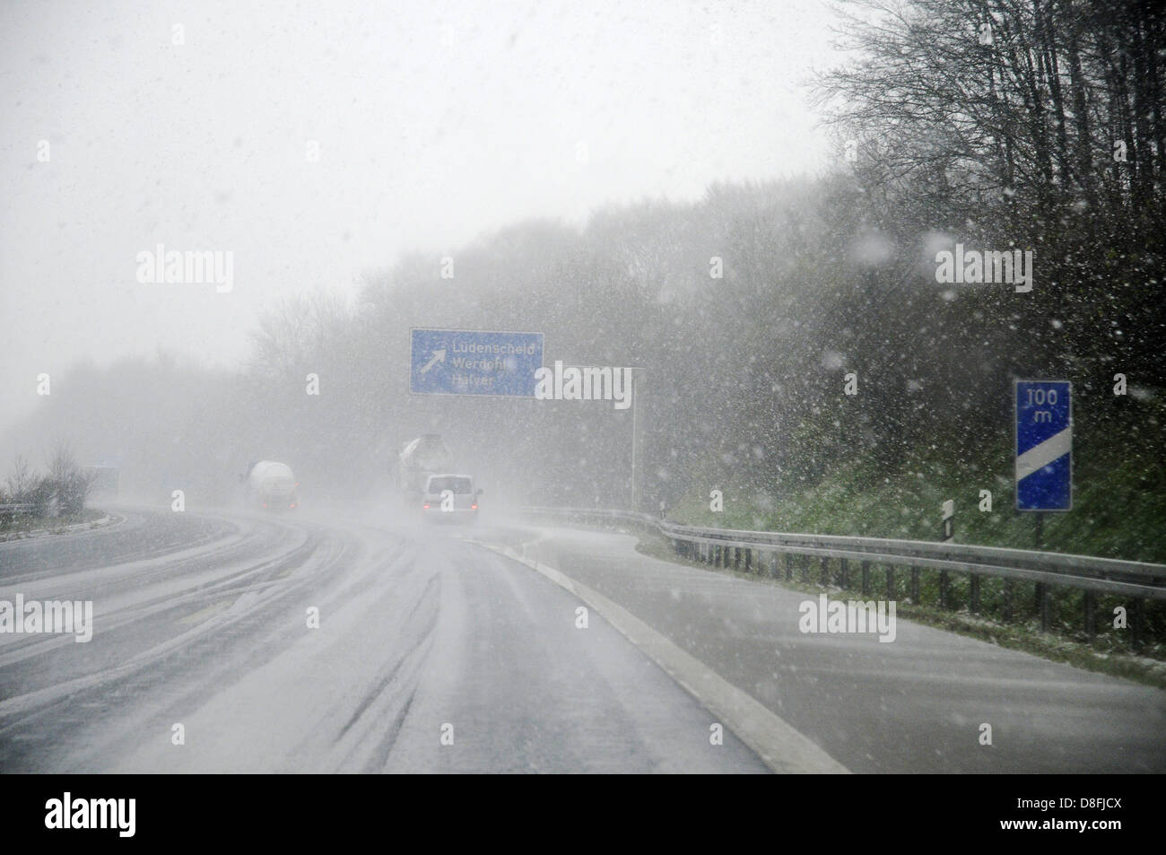 Autobahn schlecht sicht schnee -Fotos und -Bildmaterial in hoher ...