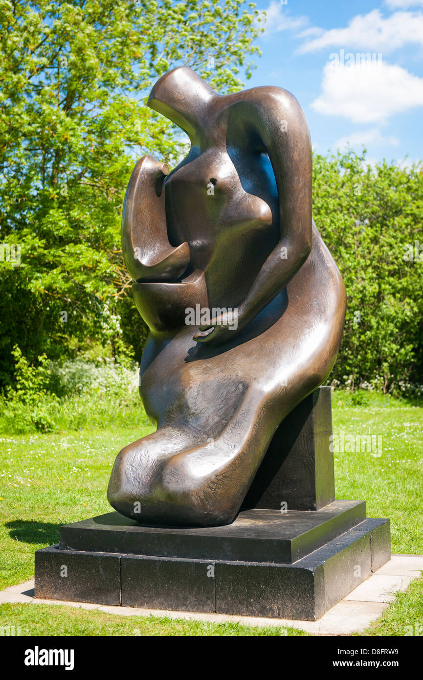Mutter und kind skulptur henry moore -Fotos und -Bildmaterial in hoher Auflösung – Alamy
