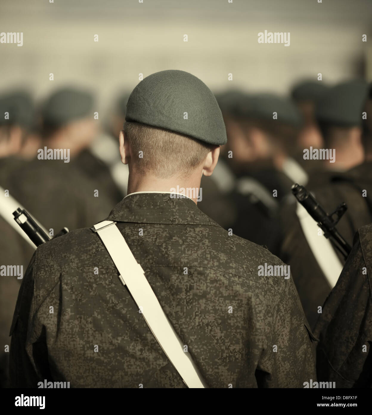 Leute stellen sich für die parade auf -Fotos und -Bildmaterial in hoher ...