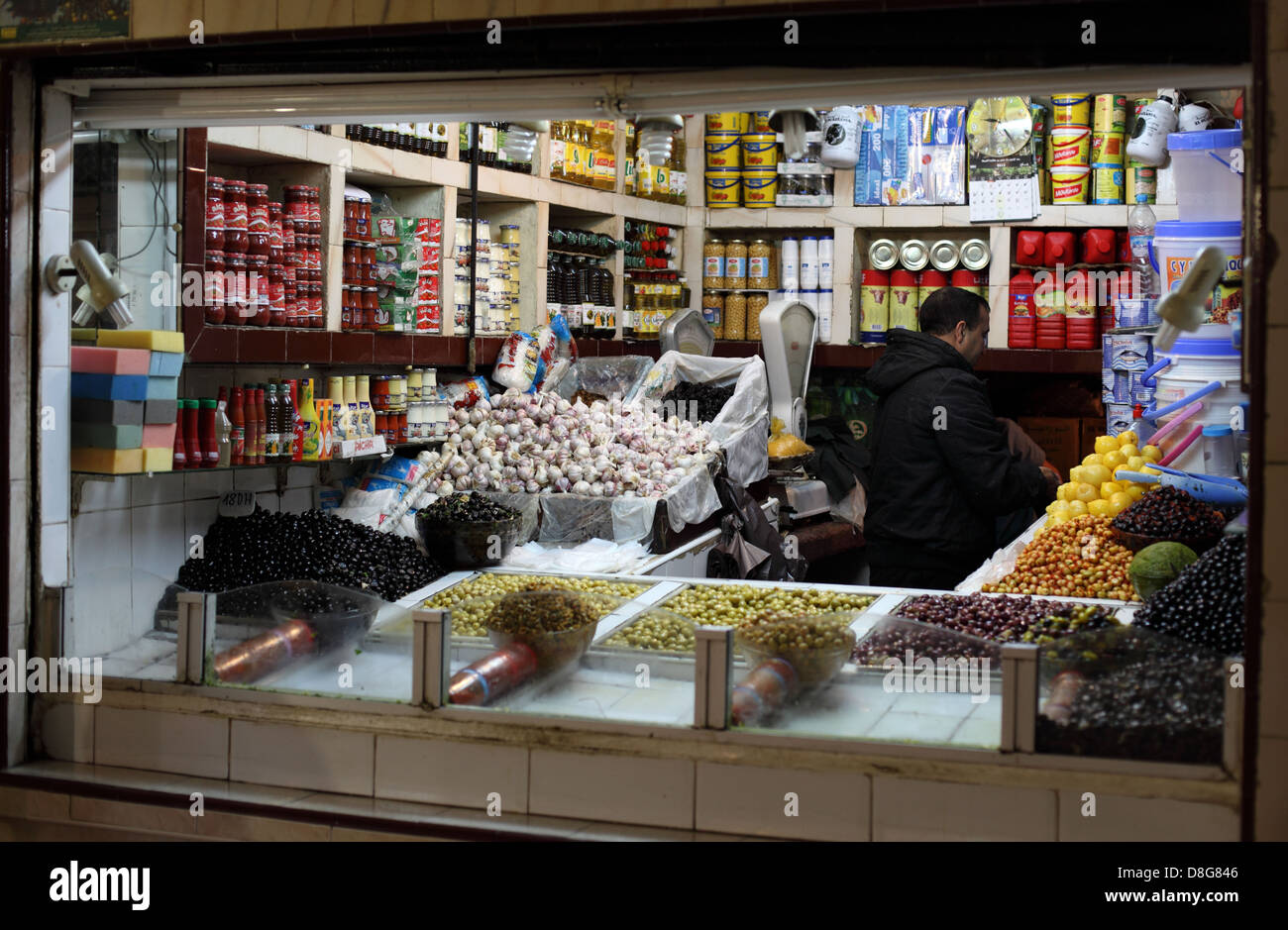 Typisch marokkanische Shop in der Medina von Tanger, Marokko ...